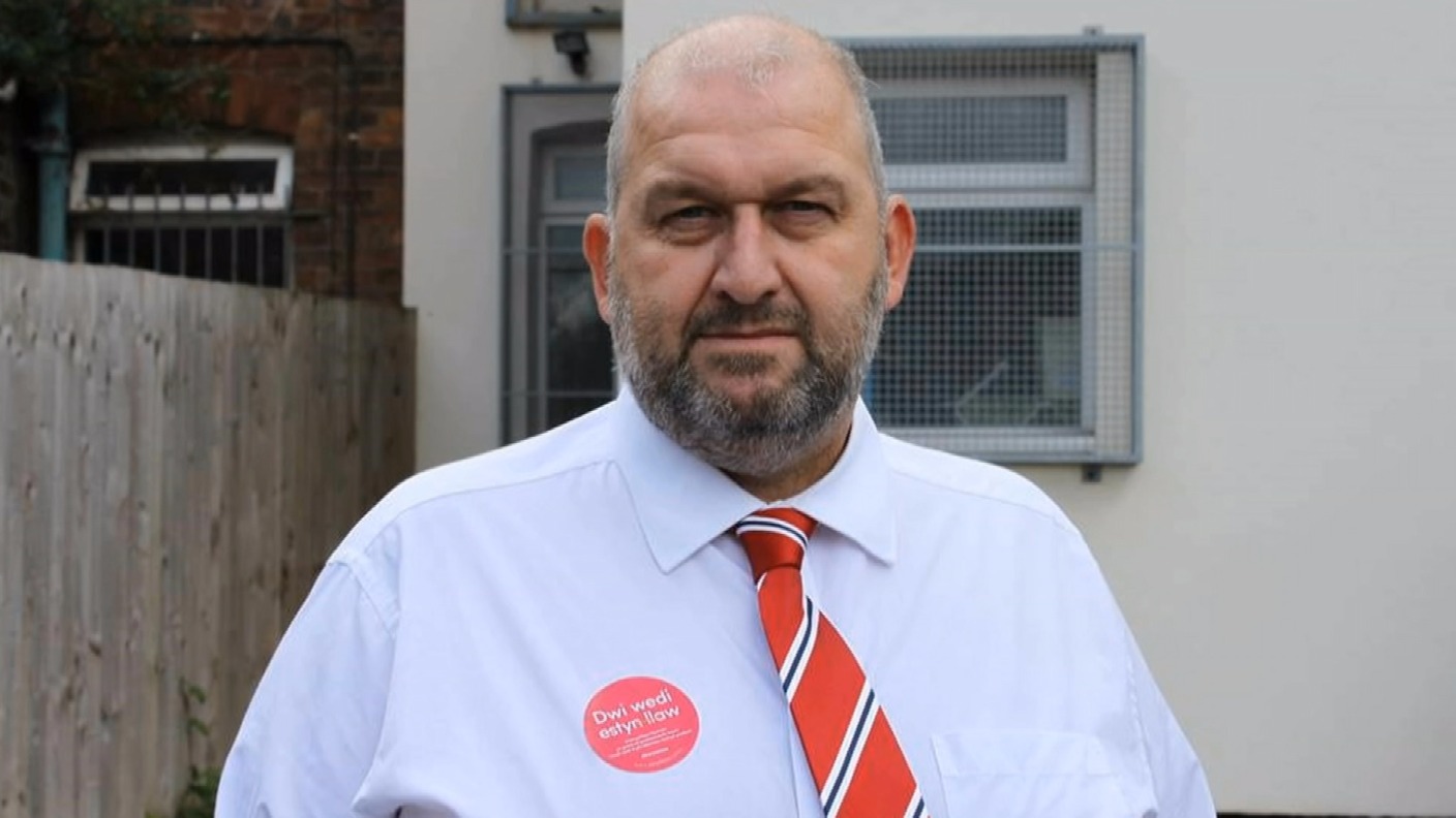 Welsh politicians pay tribute to Carl Sargeant amid anger over his ...