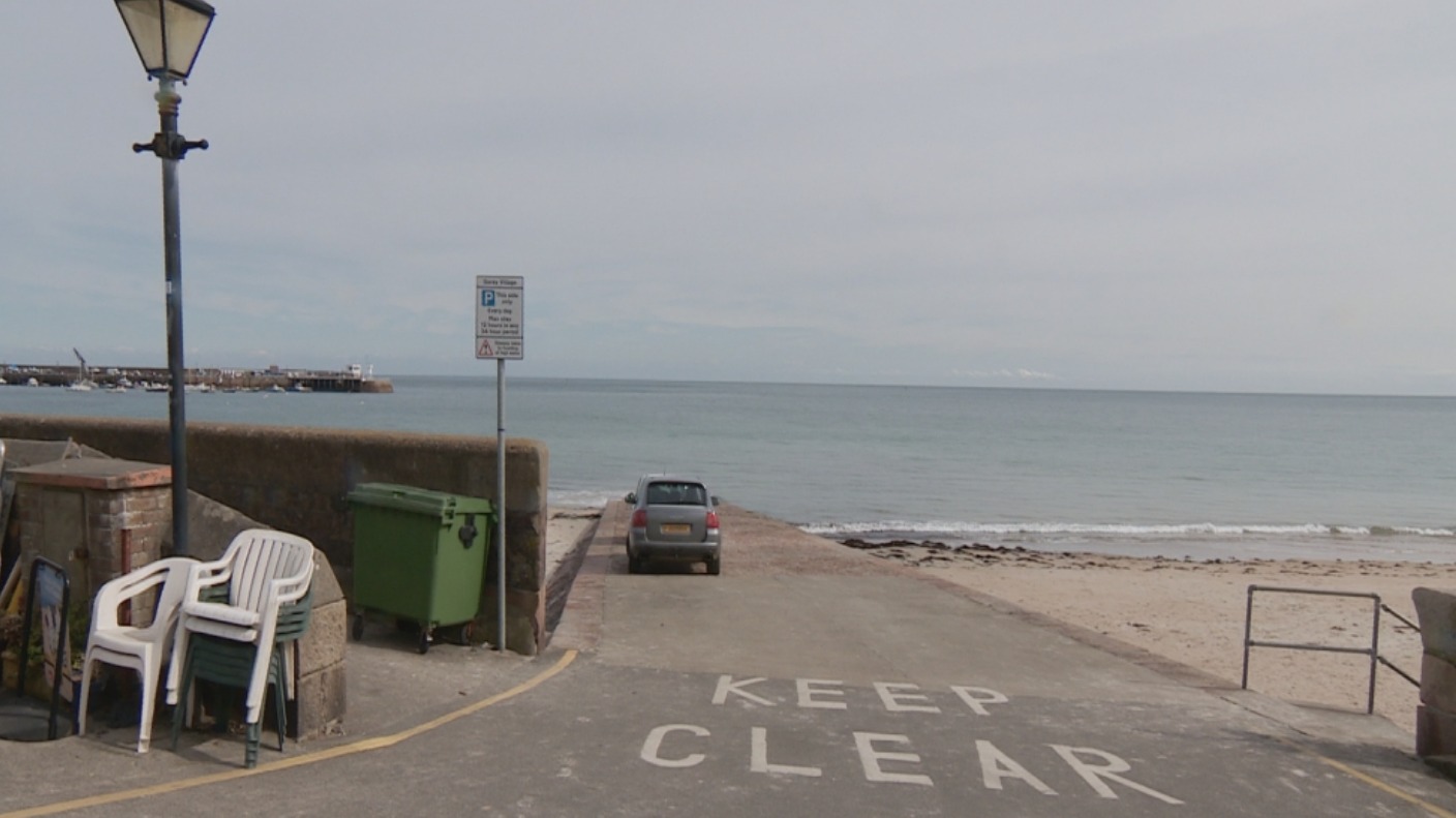 Islanders join forces to keep Long Beach clean | ITV News Channel