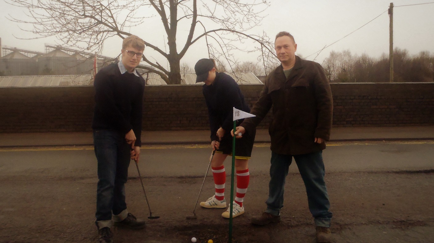 Residents fed up with potholes turn street into golf course | ITV News ...