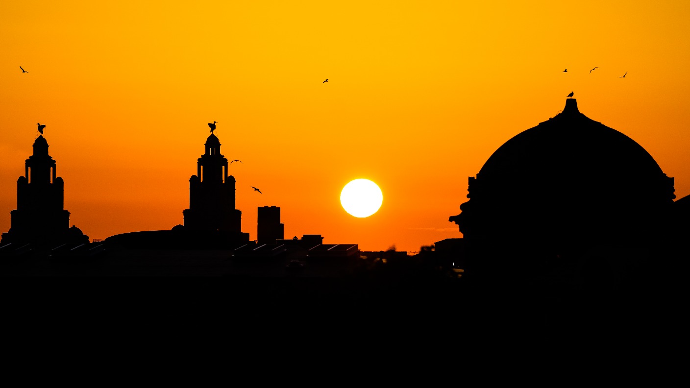 Very warm week continues. Hot by the weekend | ITV News Granada