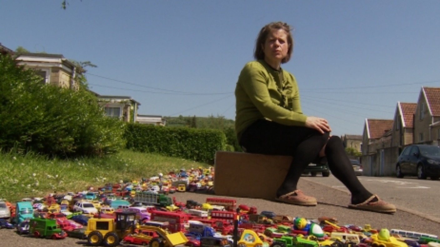 Thousands of toy cars highlight pollution in Bath | ITV News West Country