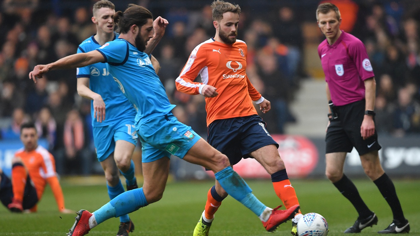 Andrew Shinnie: Luton Town sign midfielder on permanent basis | ITV ...