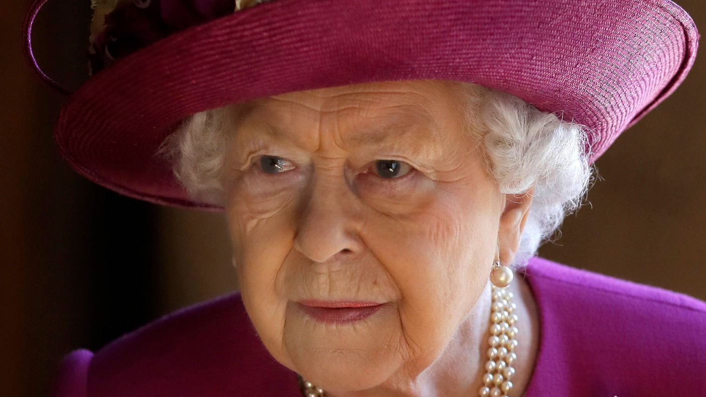 The Queen showing 'no obvious sign of treatment' following eye surgery ...