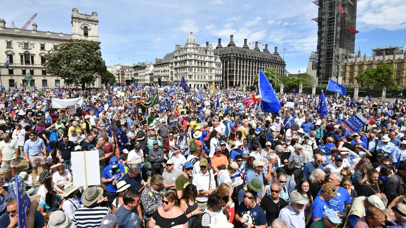 Thousands march in London to demand referendum on Brexit deal | ITV News