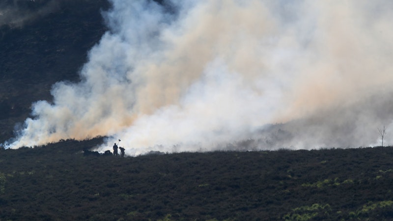 Saddleworth Moor fire: Army talks held as bid to extinguish blaze ...
