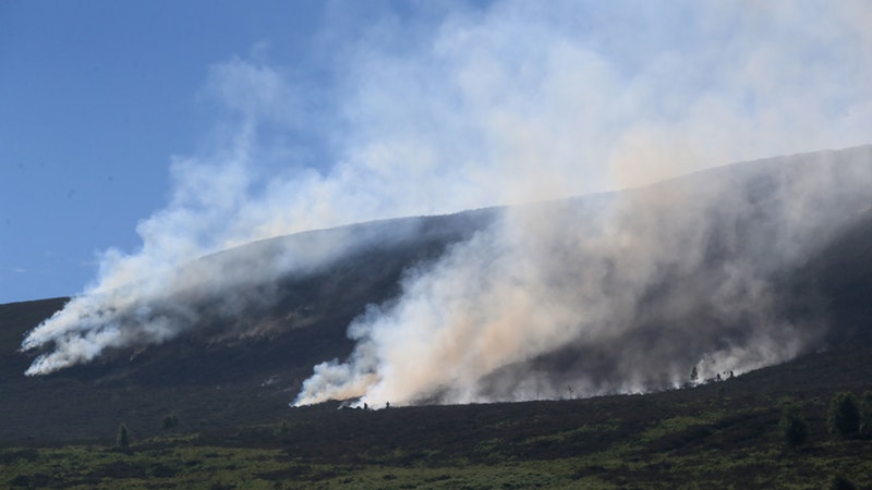 Army called in to help tackle Saddleworth Moor fire | ITV News