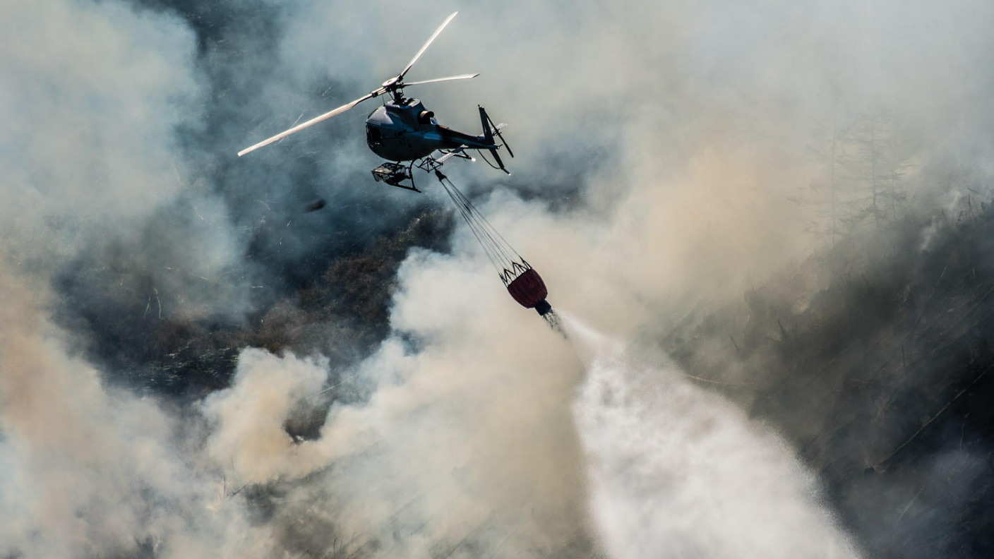 Fire crew return to tackle reignited grass fire near Aberystwyth | ITV ...