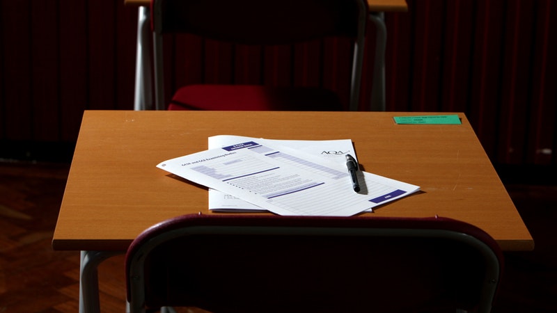 Tips for young people and parents on waiting for exam results day | ITV ...