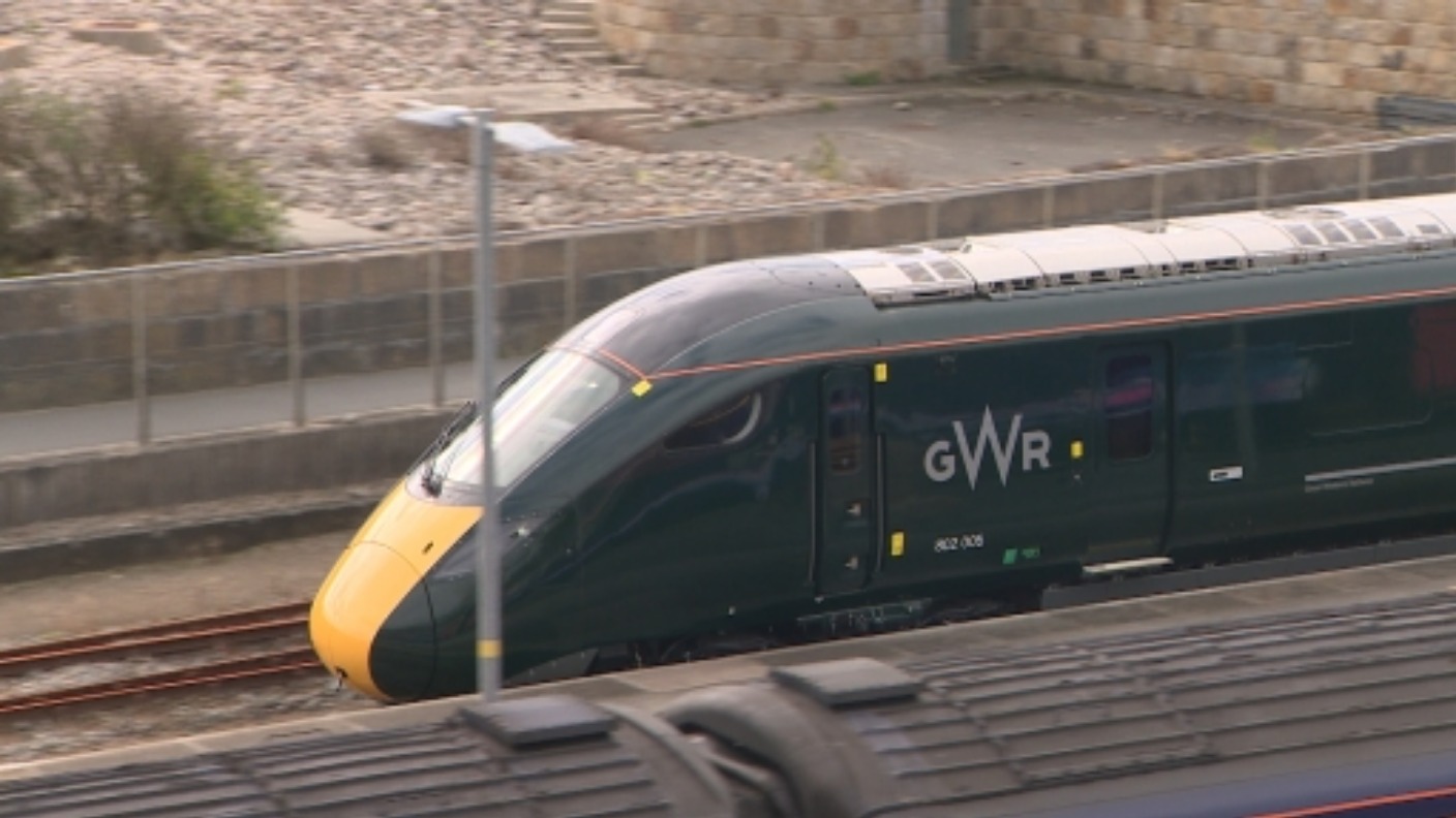 Hundreds of rail passengers stranded after GWR train breaks down | ITV ...