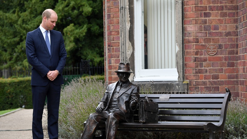 William unveils statue in honour of British Holocaust hero Frank Foley ...