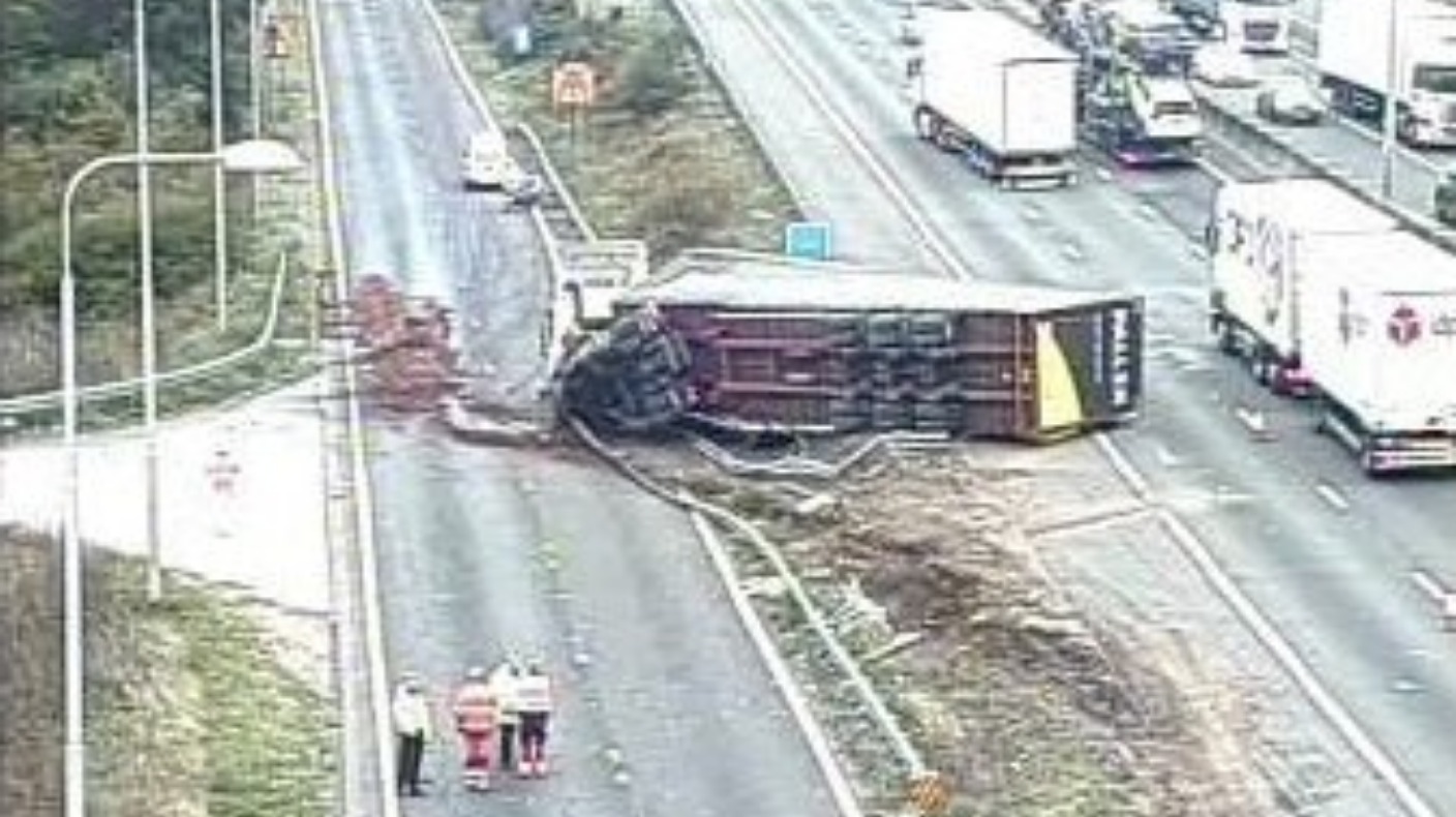 Long queues after lorry overturns on M25 in Essex | ITV News Anglia