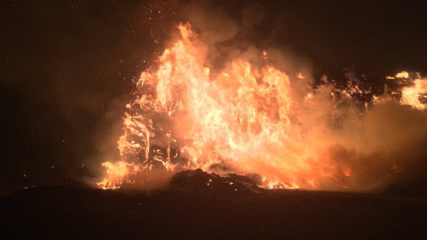 1000 tonnes of straw on fire in Hampshire | ITV News Meridian