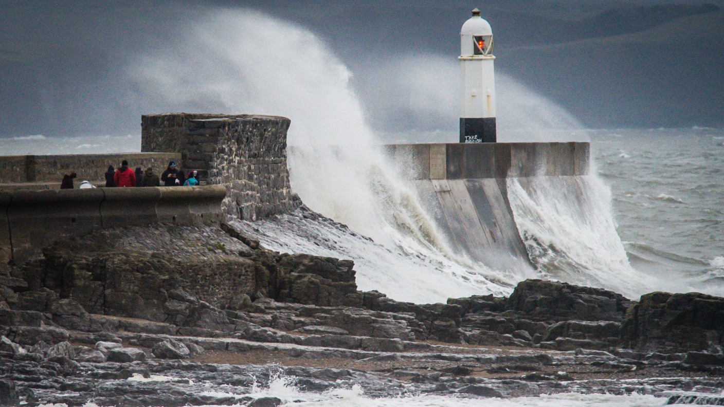 Storm Callum set to bring 70mph gales and up to 160mm of rain tomorrow ...