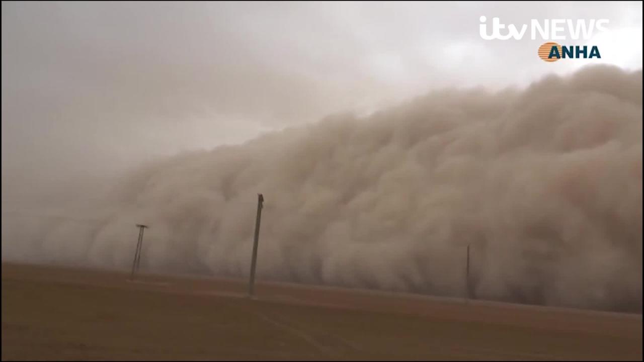 Giant sandstorm captured on camera as it sweeps through town in north ...