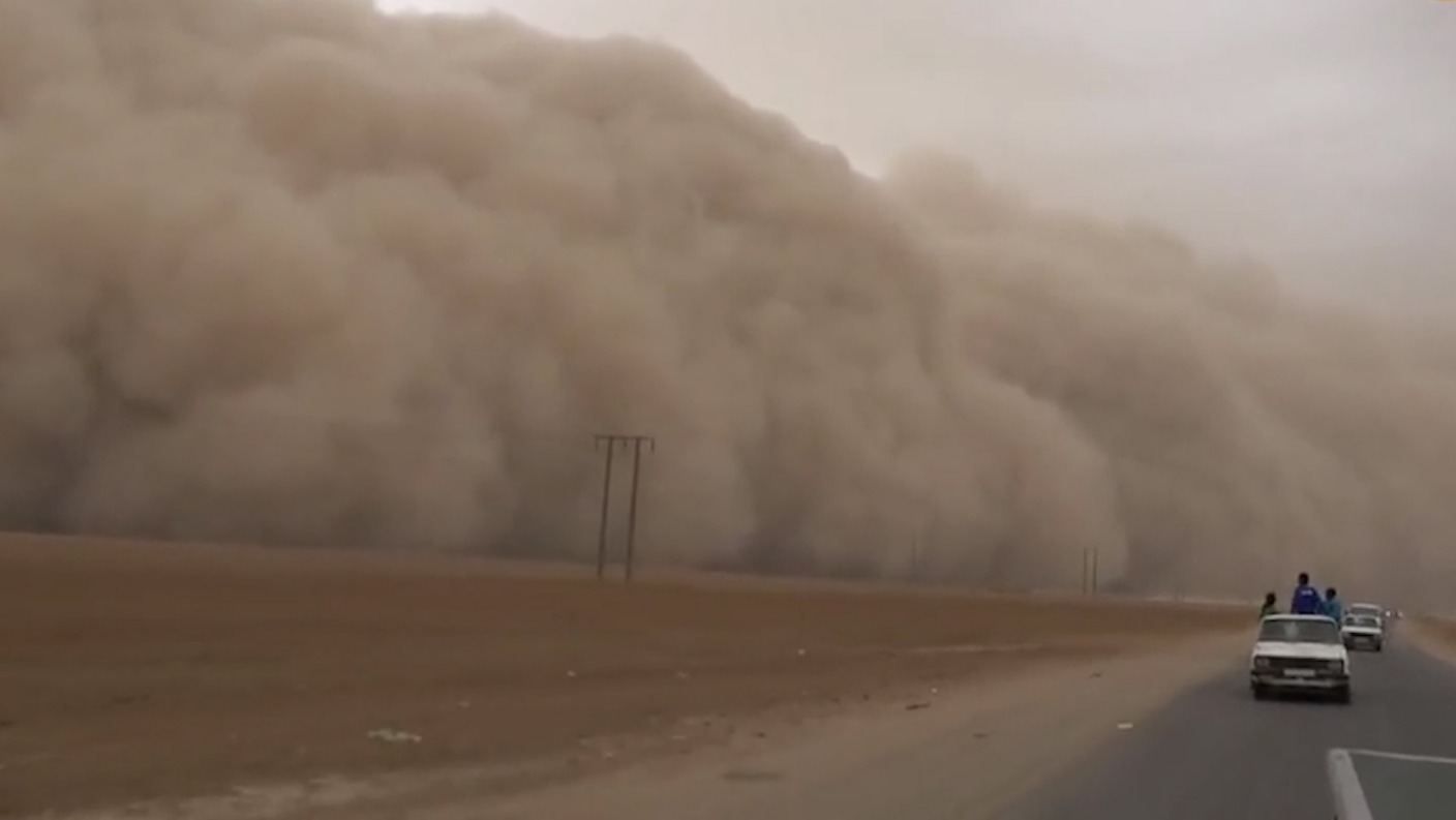 Giant sandstorm captured on camera as it sweeps through town in north ...