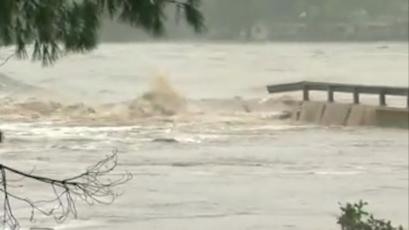 Raging floods destroy bridge in Central Texas | ITV News