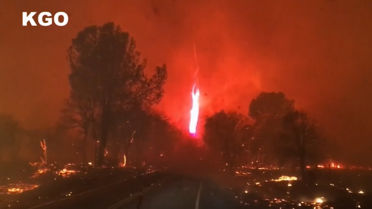 'Firenado' spotted as massive wildfire sweeps through California | ITV News