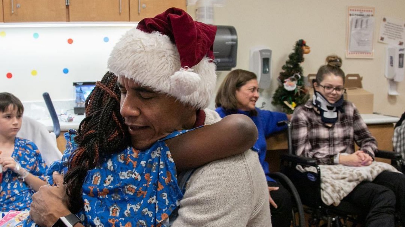 Barack Obama plays Santa Claus as he delivers presents to children’s ...