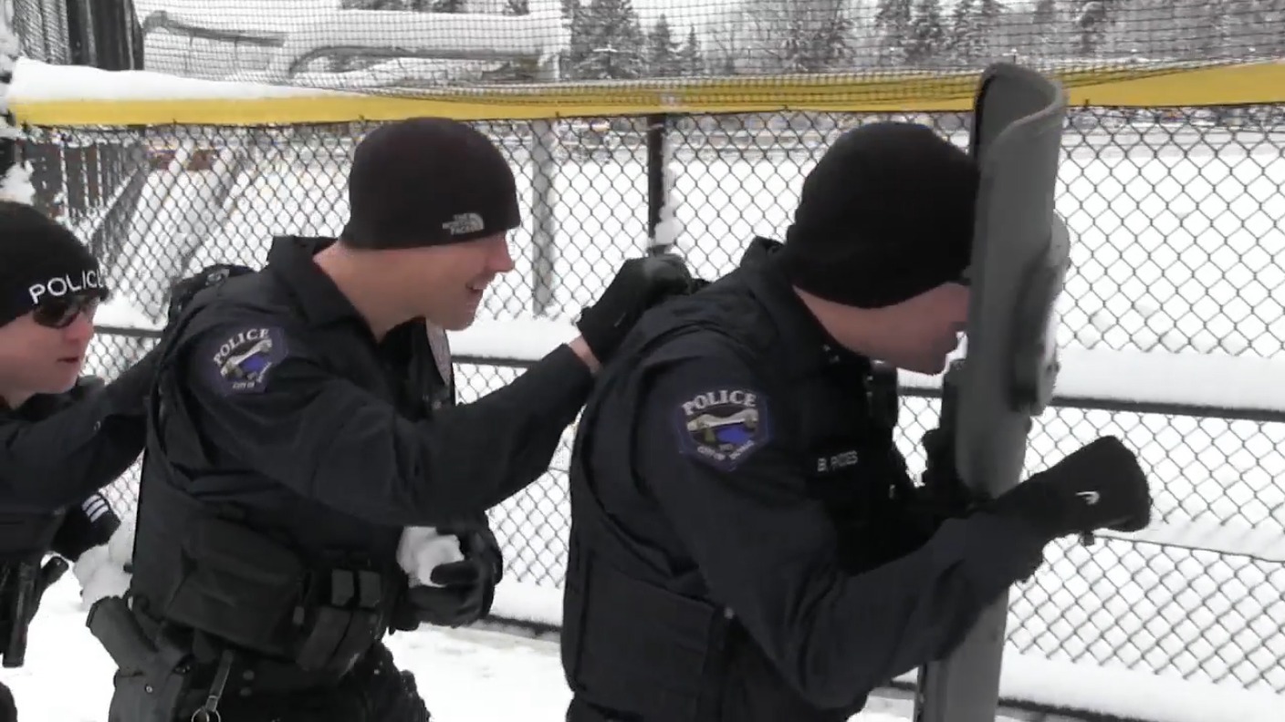 US police officers praised after snowball fight with group of teenagers ...