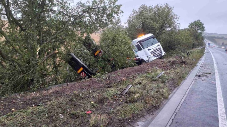 A34 Traffic: Road partially reopens between M4 and Chilton after lorry ...