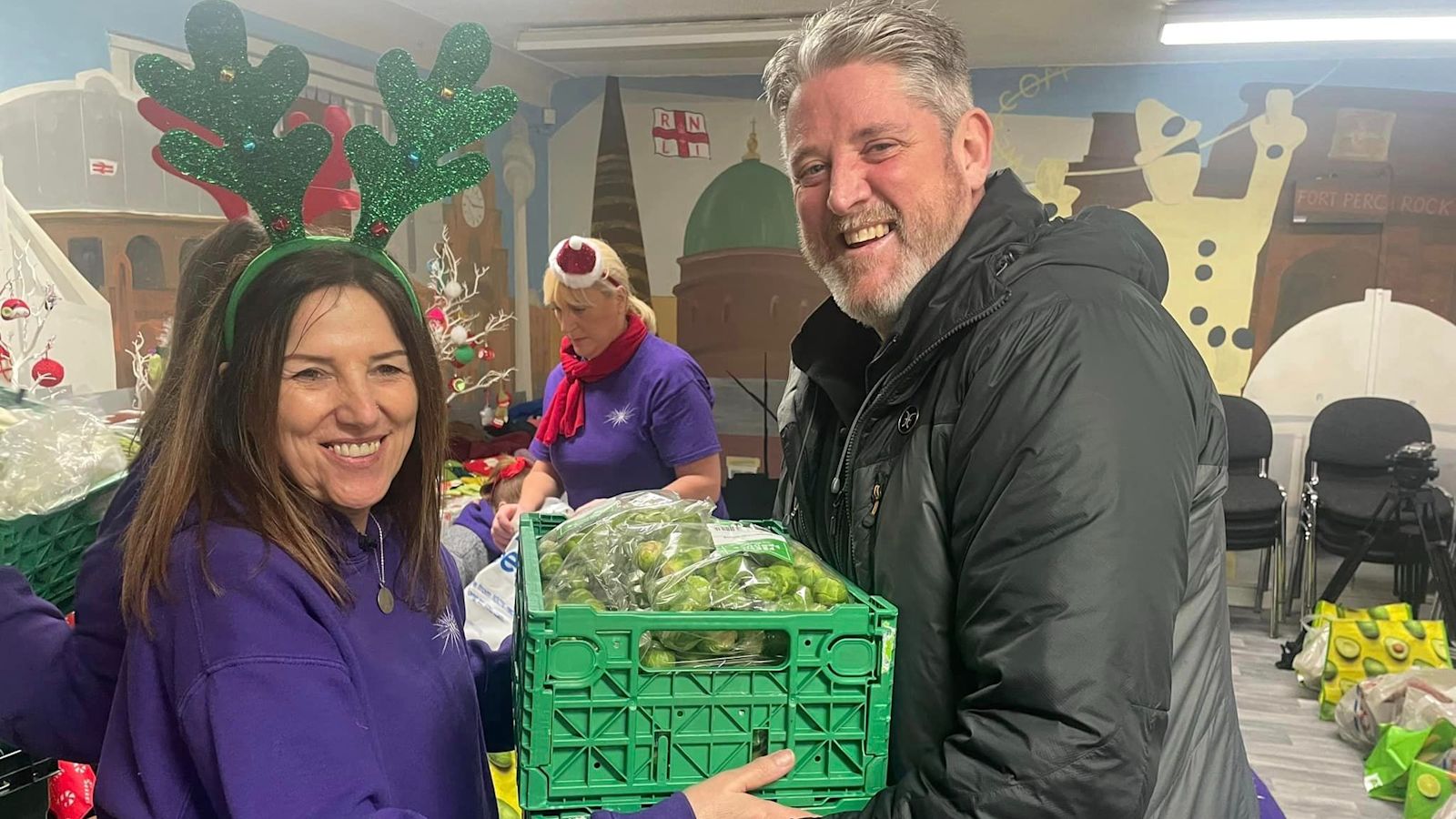 Elle Edwards Dad Helps Hand Out Christmas Hampers Itv News Granada