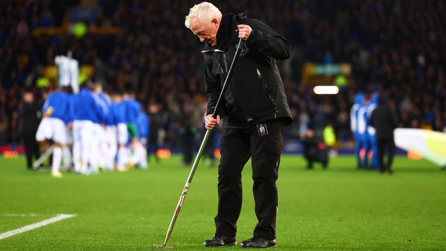 Everton FC groundsman Bob Lennon retires after 38 years | ITV News Granada