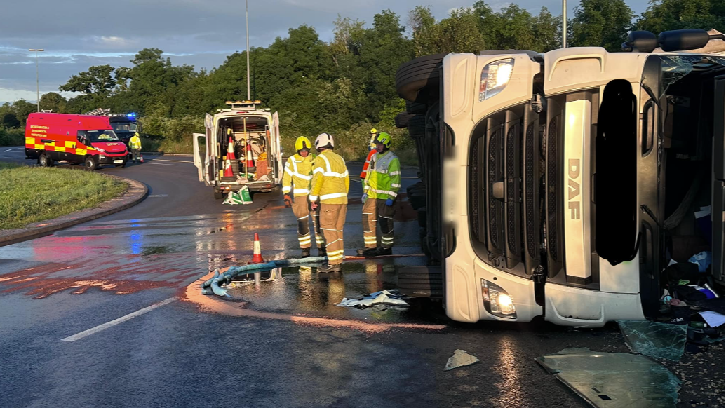 M40 Cherwell slip road is shut after lorry carrying water overturns ...