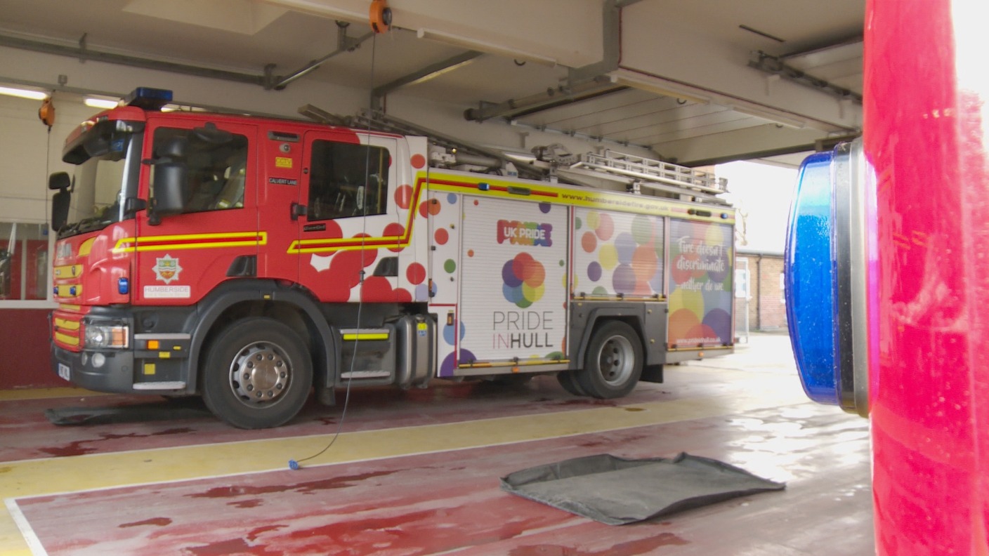Humberside firefighter fundraising for poppy covered fire engine for ...