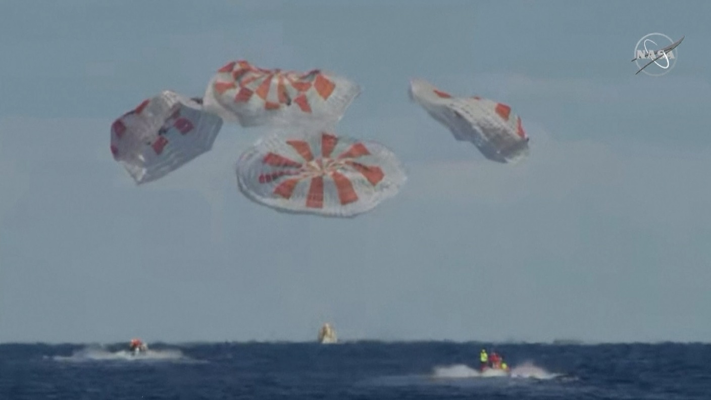SpaceX crew capsule ends test flight with Atlantic Ocean splashdown ...