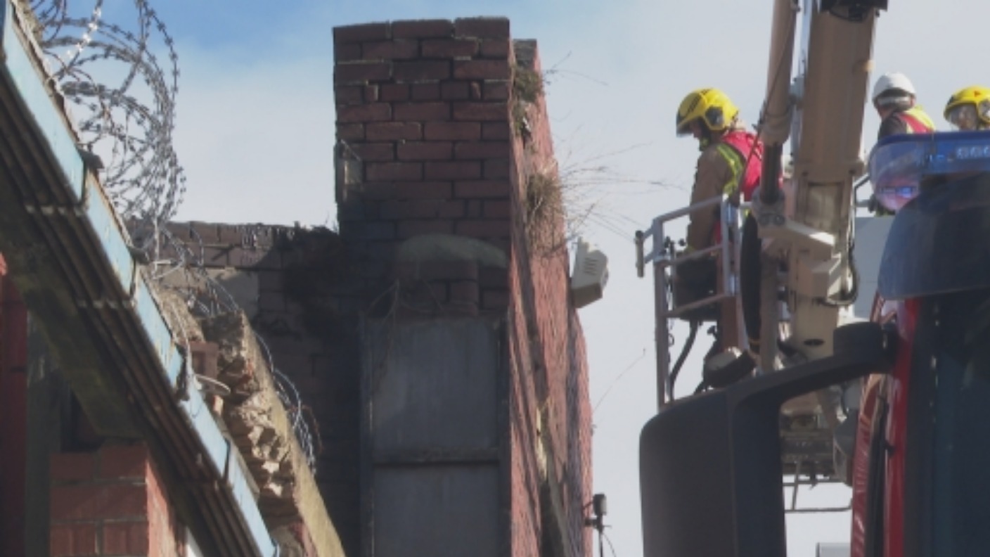 Large fire at disused building causes thick black smoke to fill the ...