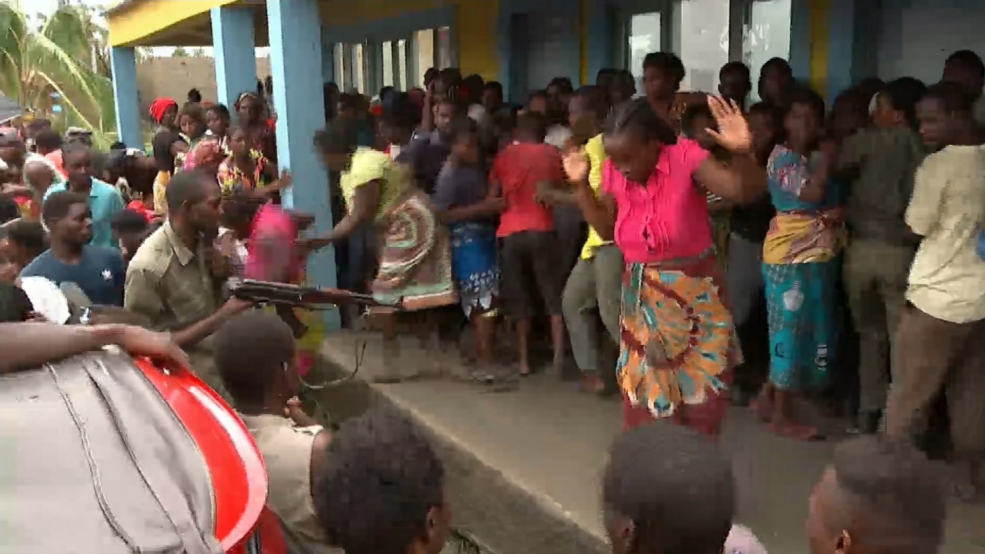 Fights for food break out in Mozambique as Cyclone Idai devastation ...