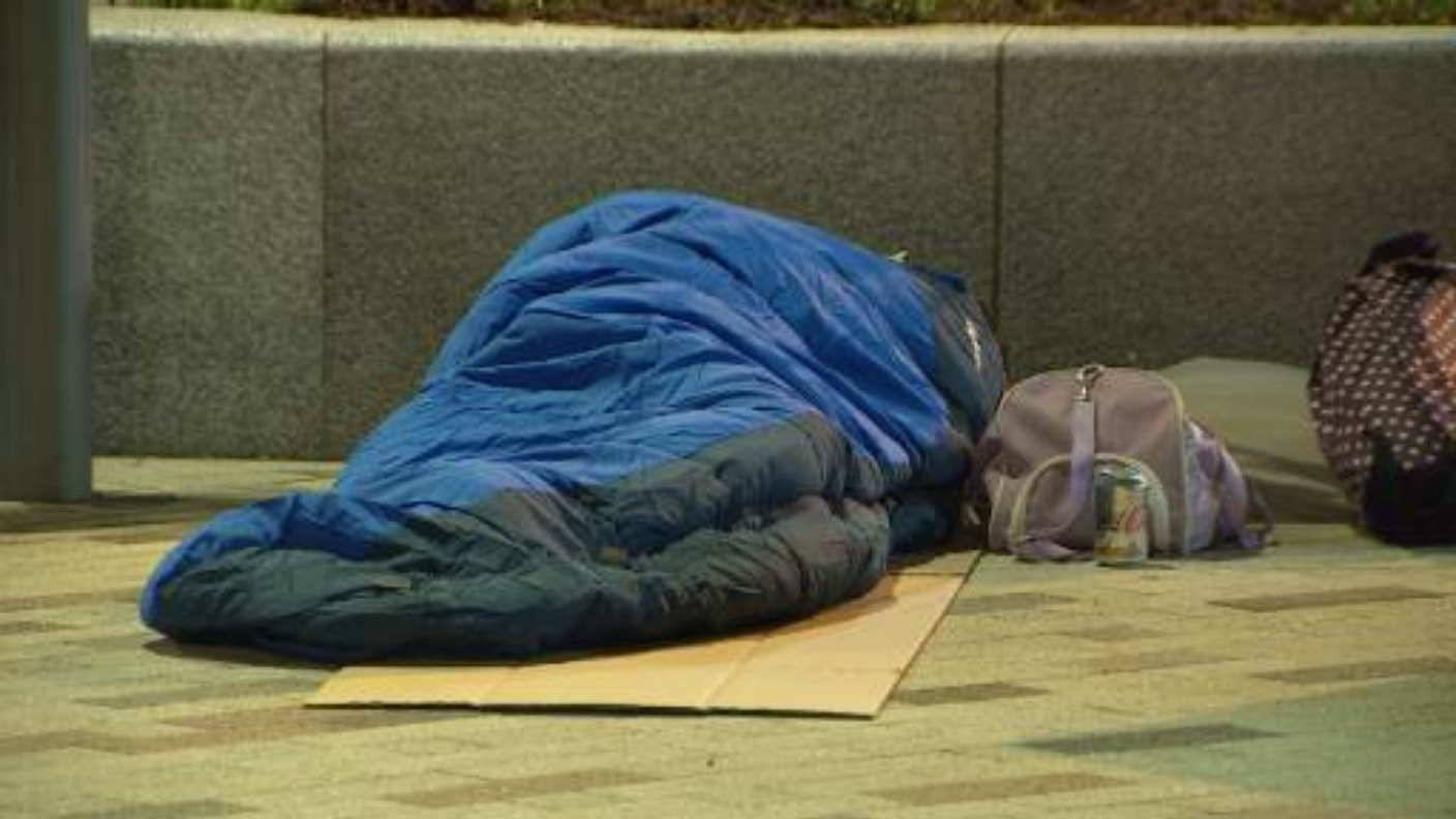 Ex homeless man sleeps out to thank charity for their support | ITV ...