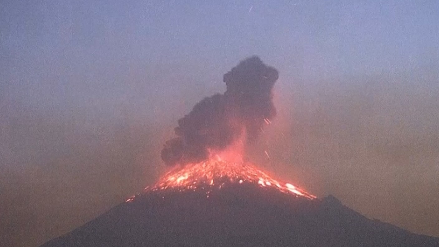 Dramatic footage captures moment Mexican volcano erupts into fireball ...