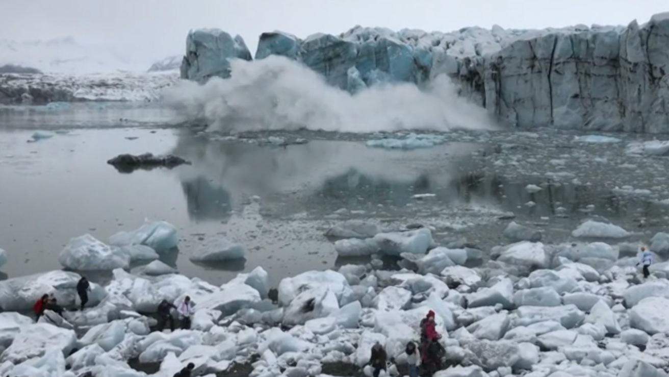 Glacier collapse sends tourists fleeing as waves crash towards ...