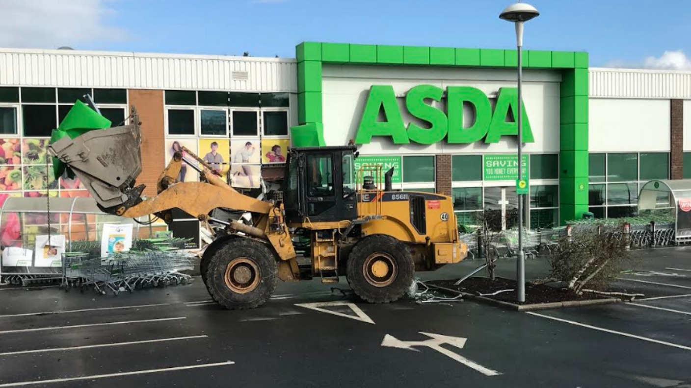 Ram raiders use digger to steal Asda cash machine | ITV News Meridian