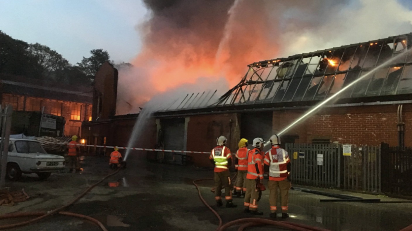 Ten homes evacuated near scene of large mill fire in Oldham | ITV News ...