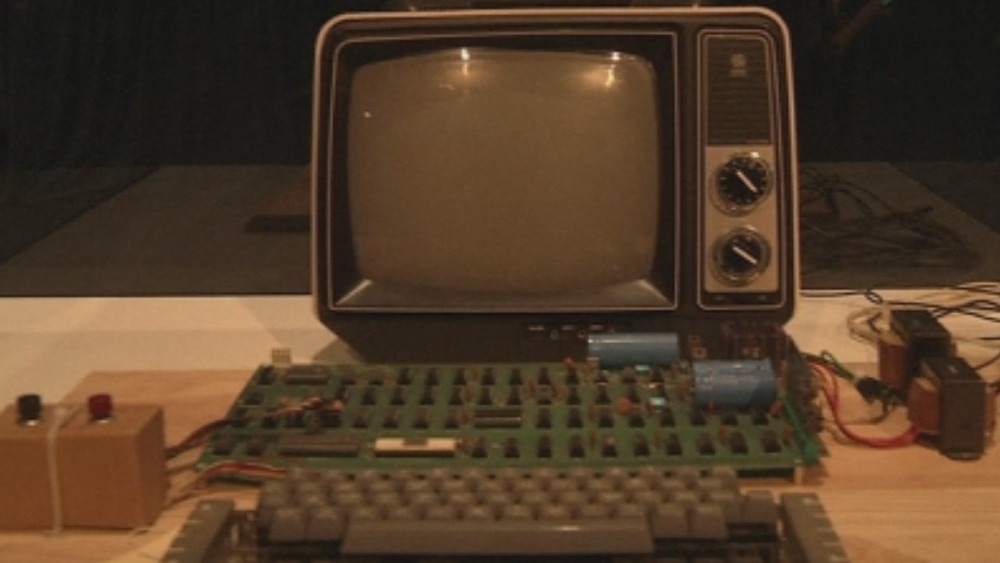 One of Apple's first computers goes up for auction | ITV News