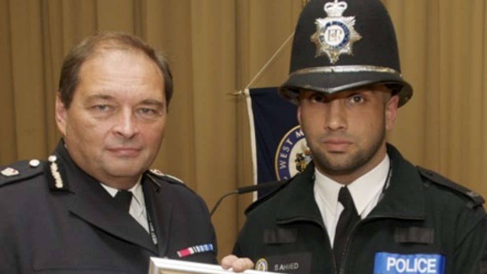 Off-duty officer who saved the life of a stab victim awarded Chief ...