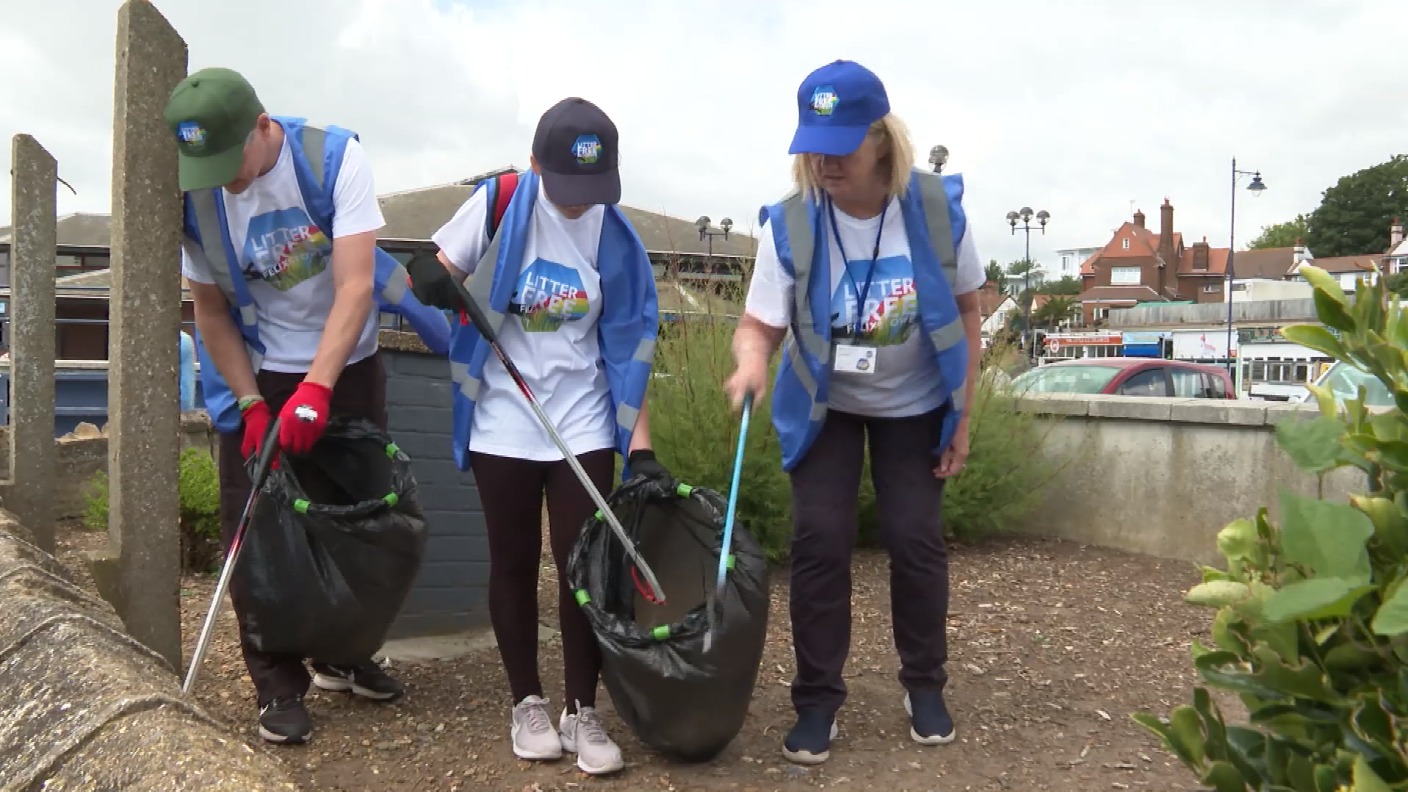 Litter pickers aim to clean up Felixstowe | ITV News Anglia