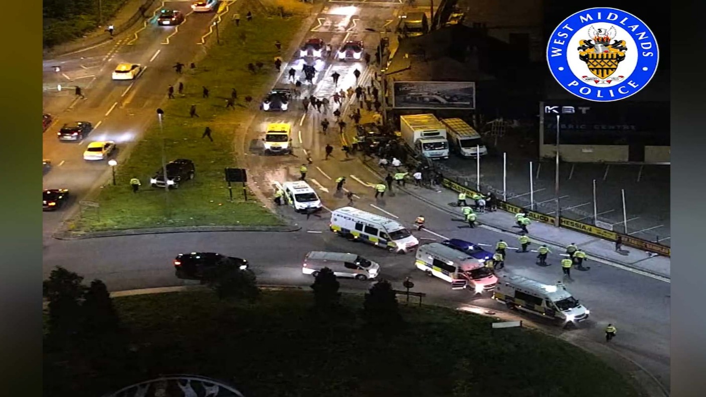 Street racers: Police drone captures moment officers break up illegal ...