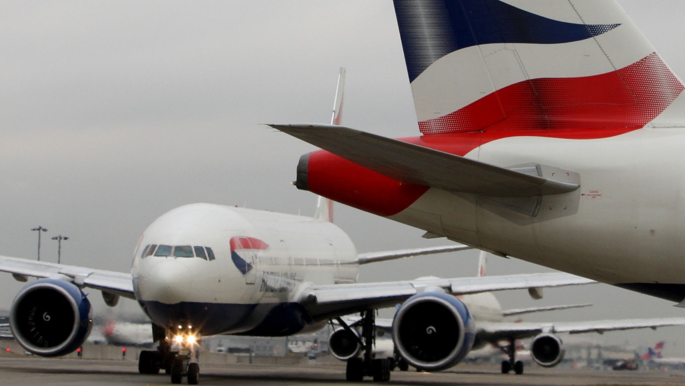 Delays at Heathrow and Gatwick after baggage system fault | ITV News London