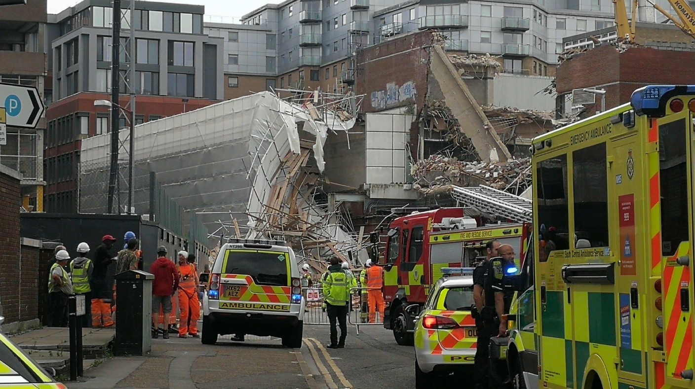 Three injured as scaffolding collapses in Reading | ITV News Meridian