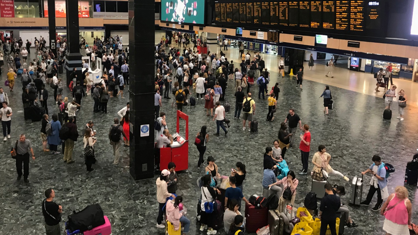 Train cancellations and delays of up to an hour after signal failure at Euston | ITV News
