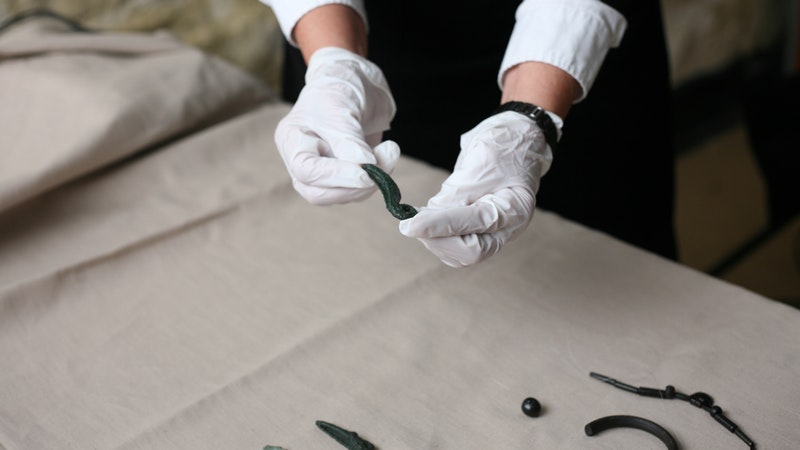 Roman ‘pendants’ revealed as ancient eye make-up sets | ITV News