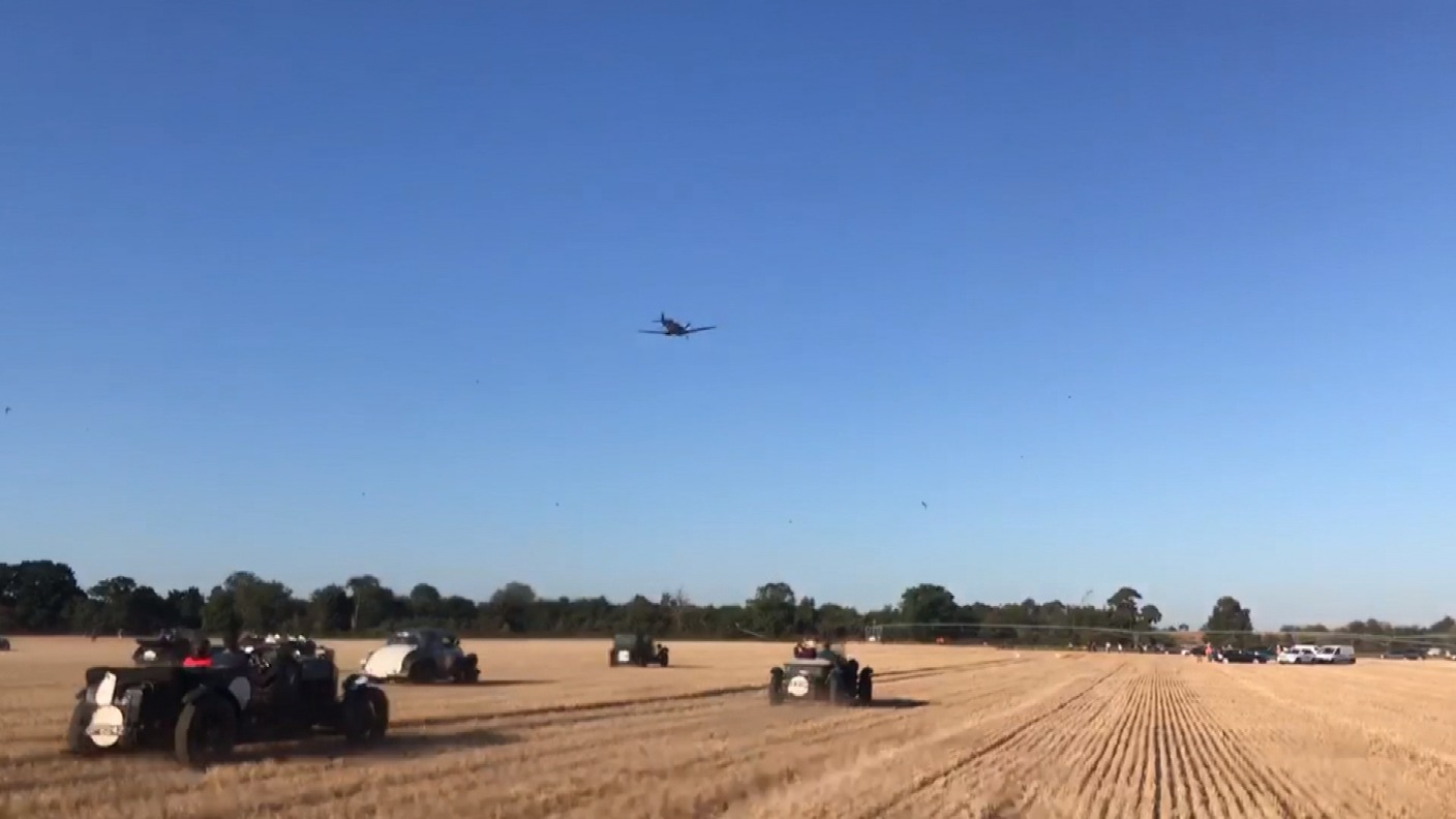 Spitfire pilot joins in classic Bentley rally, flying over the racing ...