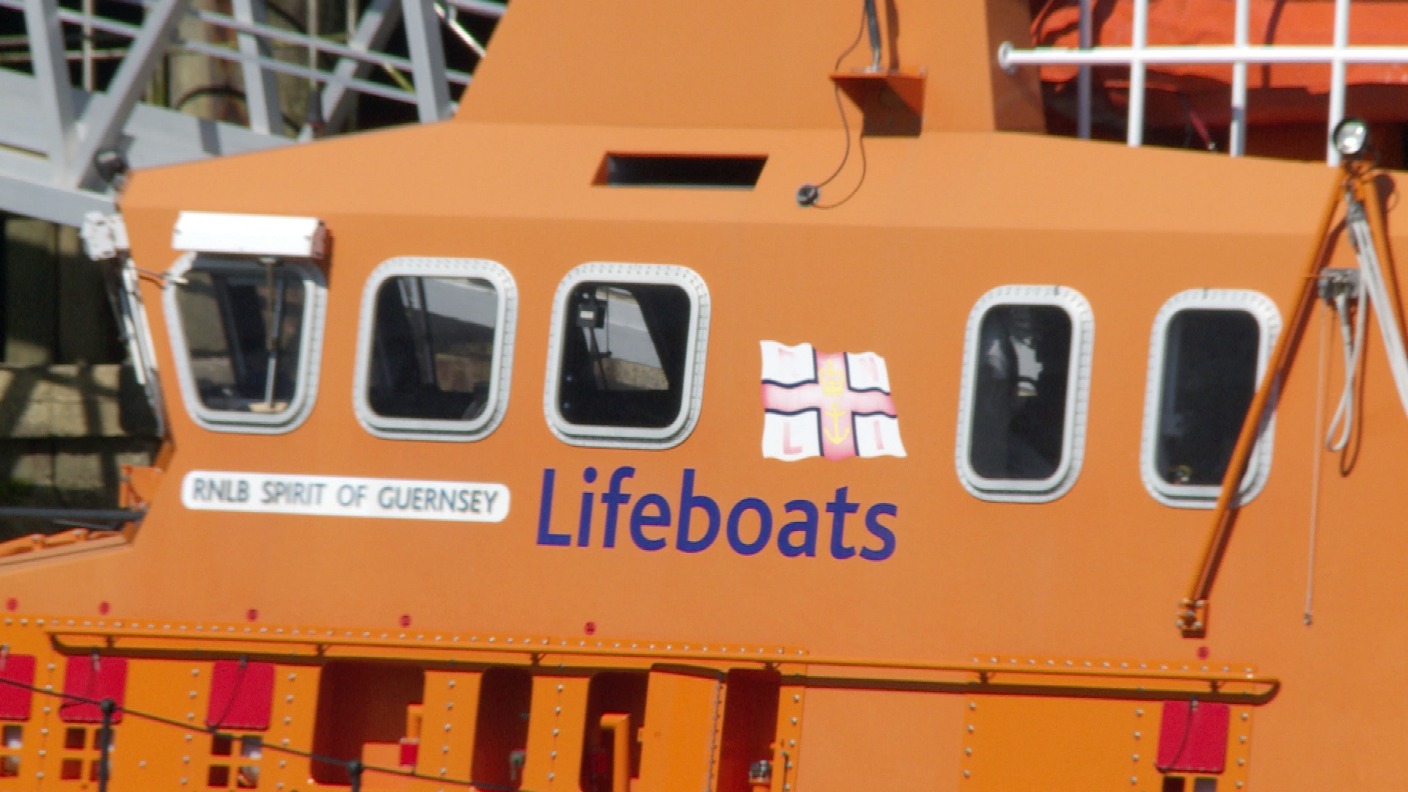 Lifeboat rescues French sailors | ITV News Channel