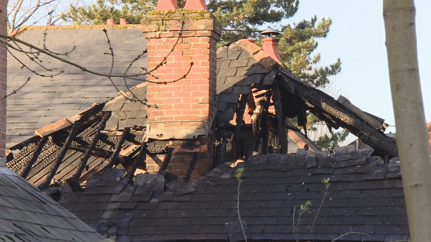Family and their seven dogs rescued from bungalow fire | ITV News Meridian
