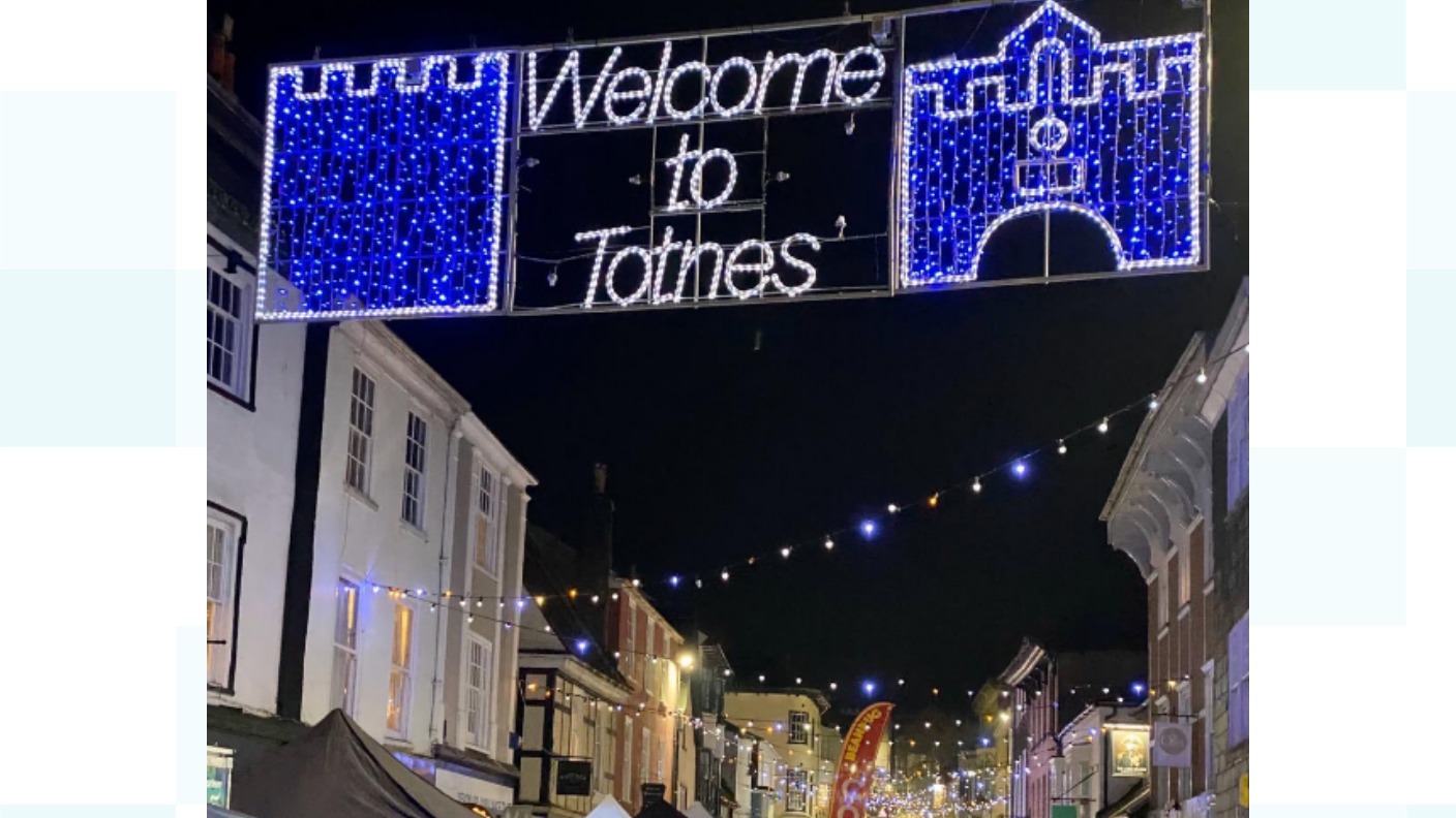 Totnes Christmas market cancelled in heavy rain | ITV News West Country