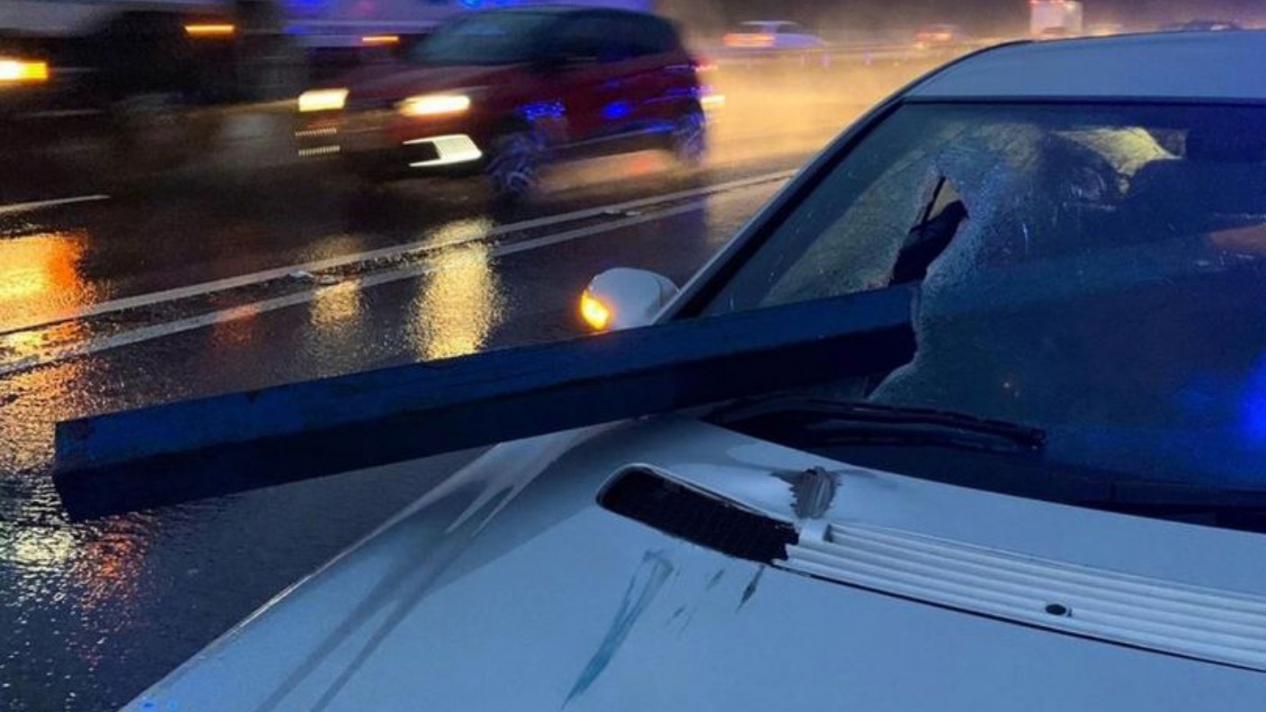 Pole smashes through car windscreen narrowly missing driver on M4 | ITV ...