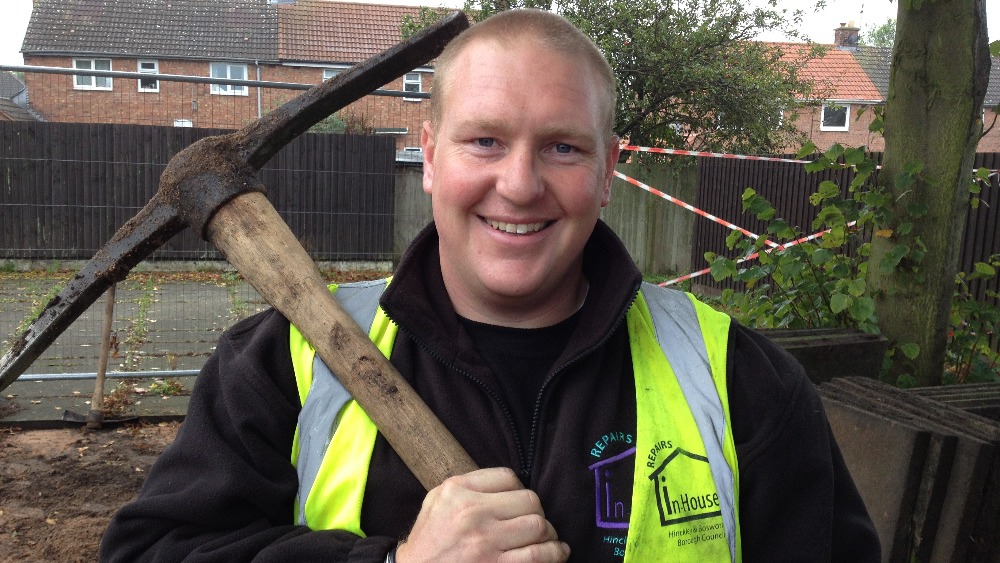 Oldest apprentice wins student award | ITV News Central